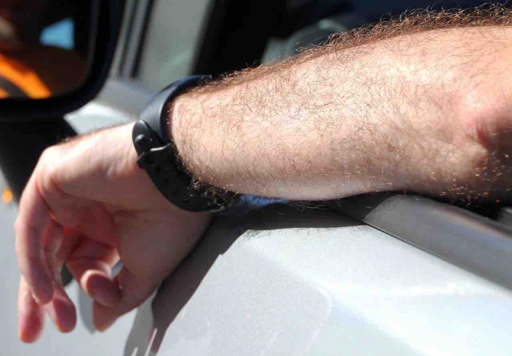 Auto, ci penserai due volte prima di mettere il braccio fuori dal ...