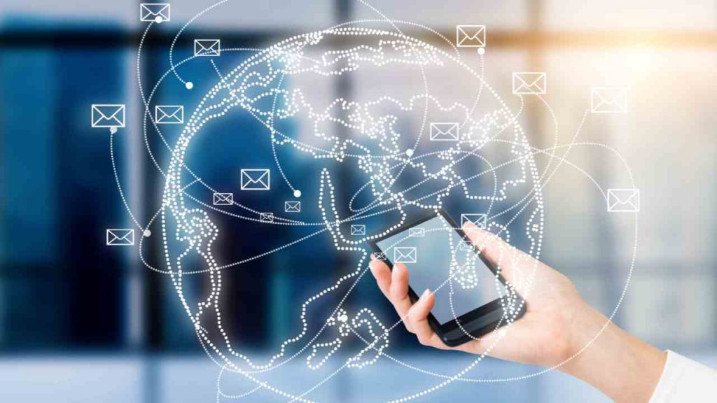 Nuova stangata sugli italiani, c'entrano i telefoni - SoloFinanza